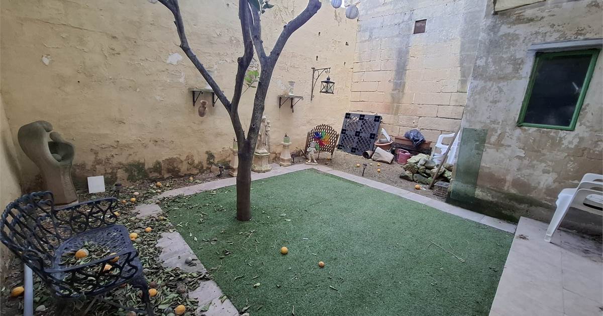 Luqa - 3 Bedroom Townhouse + Backyard + Garden